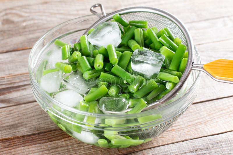 Passoire Avec Haricot Vert Brut Sur Une Table Photo stock - Image du ...