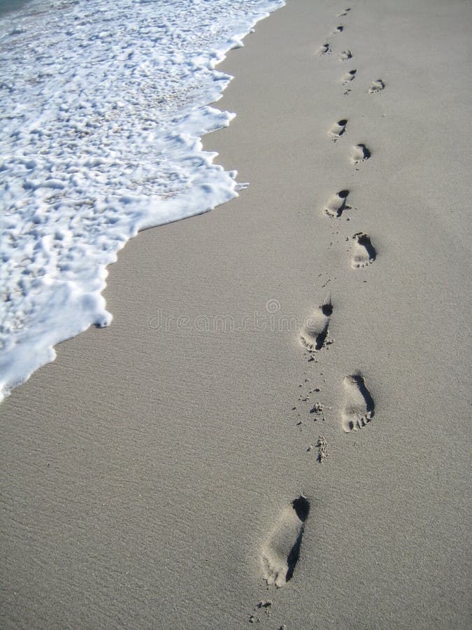 Passos na praia imagem de stock. Imagem de pegadas, capa - 6001067