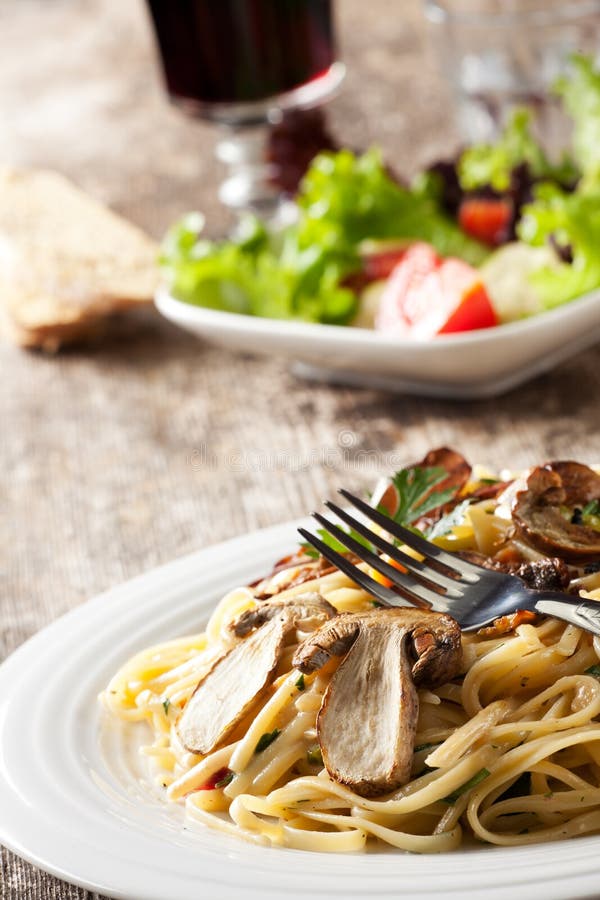 Pasta immagine stock. Immagine di pomodoro, italiano - 20877359