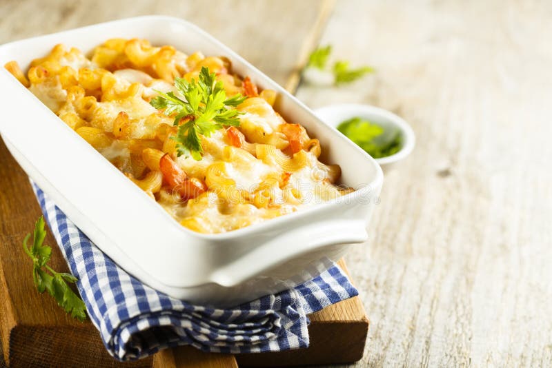 Pasta Bakar Med Tomater, Ost Och Ny Persilja Fotografering för ...