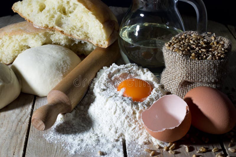 Pasta, Barra De Pan E Ingredientes Para Hacer El Pan En La Tabla De ...