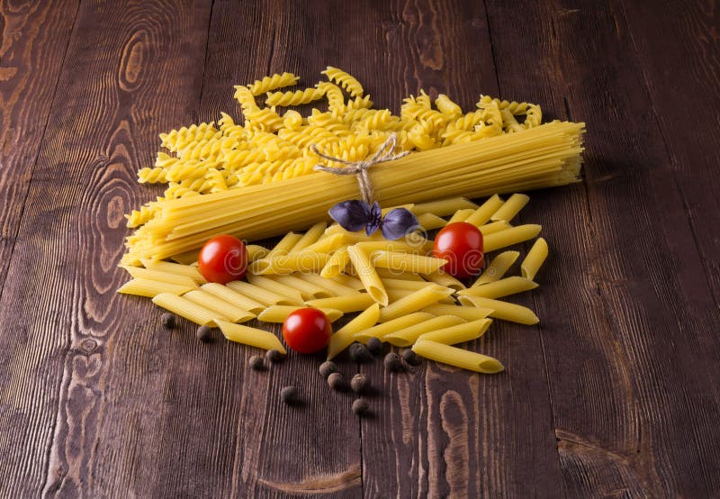 Pasta Con Differenti Tipi Di Paste Italiane Pasta Cruda Sopra Immagine ...