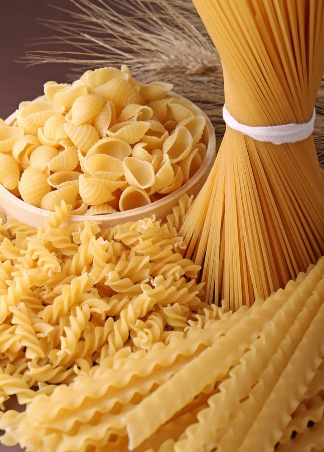 Pasta Cruda Nella Borsa Della Iuta Sulla Tabella Di Legno Immagine ...