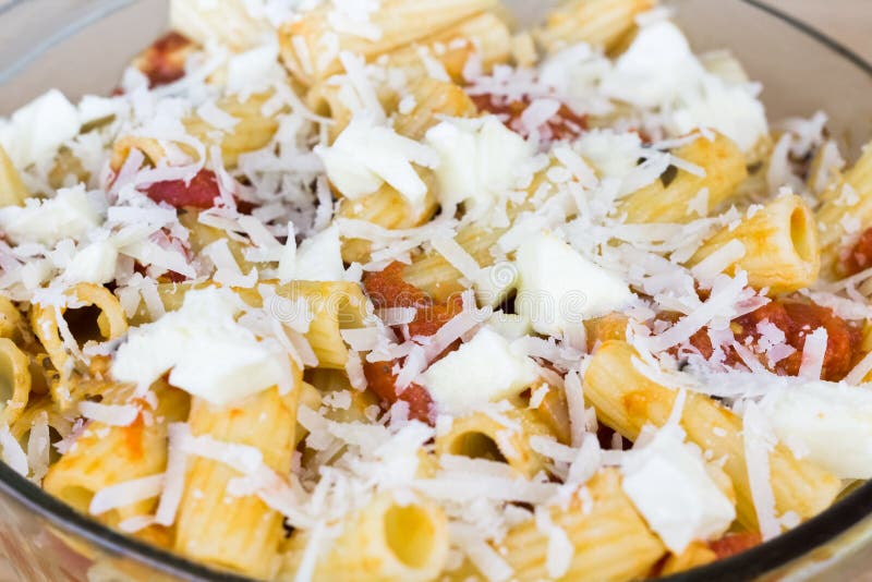 Pasta Cucinata Con Formaggio E Salsa Fotografia Stock - Immagine di ...