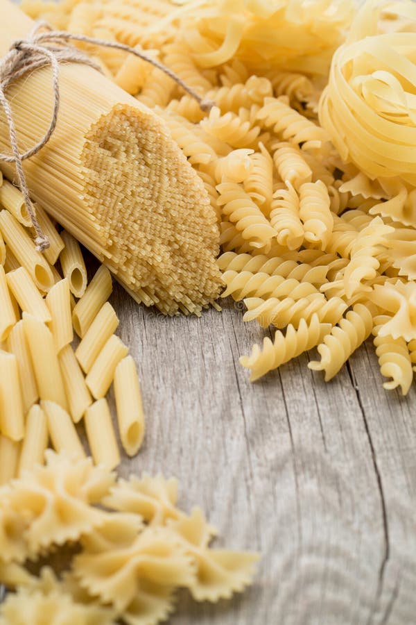 Pasta De Tipos Diferentes Em Uma Tabela De Madeira Foto de Stock ...