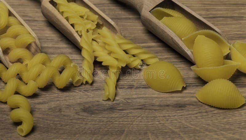Pasta De Trigo Duro De Diversas Formas Y Tipos Imagen de archivo ...