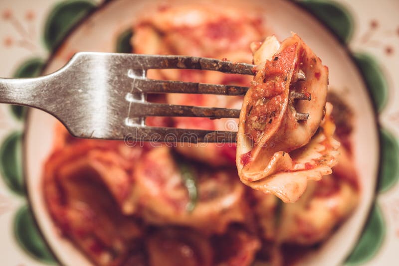 Pasta Dei Tortellini Sulla Forcella Immagine Stock - Immagine di ...