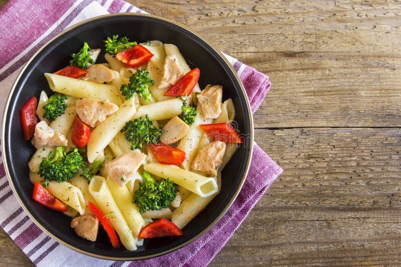 Pasta Di Penne Con Il Pollo E Le Verdure Immagine Stock - Immagine di ...