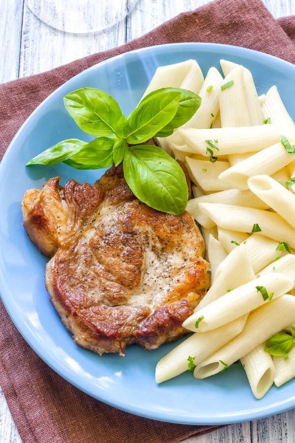 Pasta e bistecca immagine stock. Immagine di rinforzi - 33185799