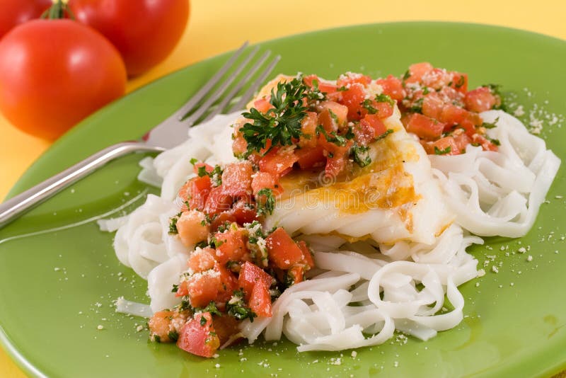 Pasta E Merluzzo Con Il Pesto Del Pomodoro Fotografia Stock - Immagine ...