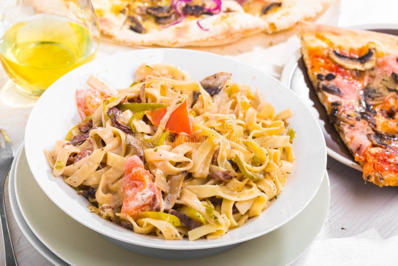 Pasta E Pizza Italiane Dell'alimento Fotografia Stock - Immagine di ...