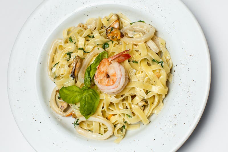 Pastas De Marisco Con Fondo Blanco Foto de archivo - Imagen de plato ...
