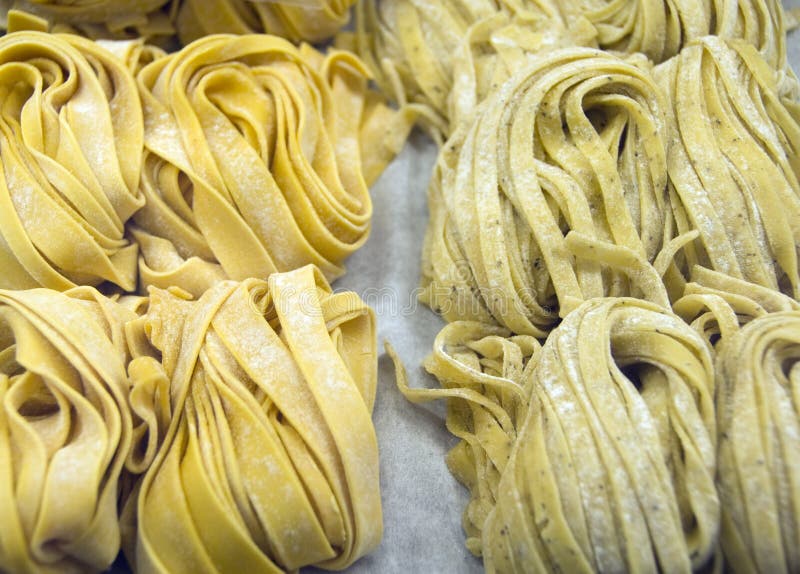Pasta fresca fotografia stock. Immagine di inviare, amido - 8861026
