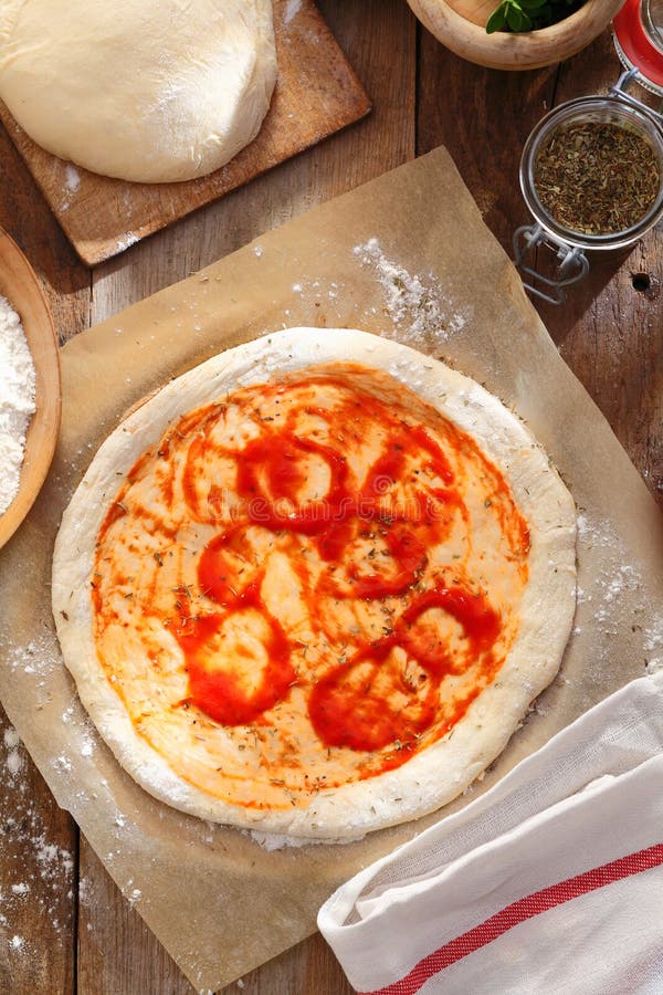 Pasta grezza della pizza immagine stock. Immagine di pasta - 26548563