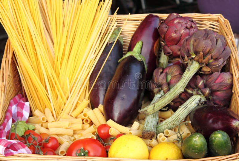 Pasta Grezza E Verdura Fresca Fotografia Stock - Immagine di pomodoro ...