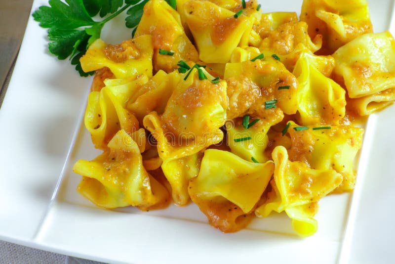 Pasta Rellena De Pesto Rojo Foto de archivo - Imagen de cocina ...