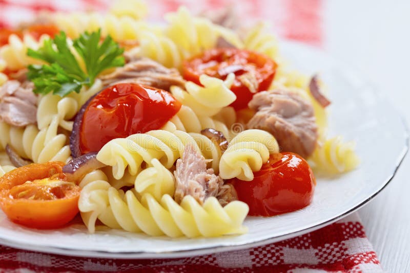 Pasta Sana Del Pomodoro E Del Tonno Immagine Stock - Immagine di ...