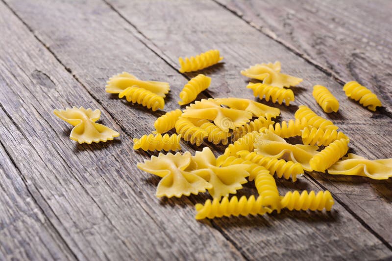 Pasta Sulla Tavola Di Legno Immagine Stock - Immagine di asciutto, uovo ...