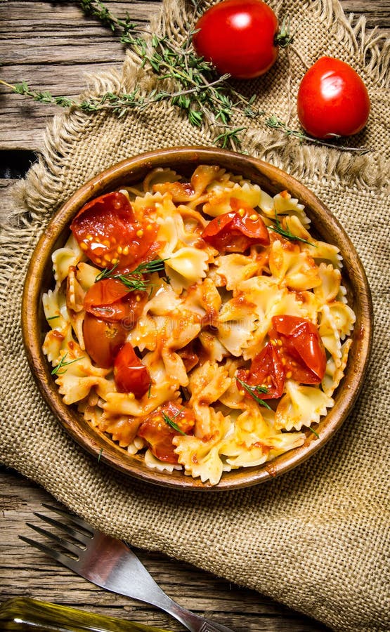 Pasta Cocida Con Mejillones De Mar Ostras Krivetkami En Un Plato Blanco ...