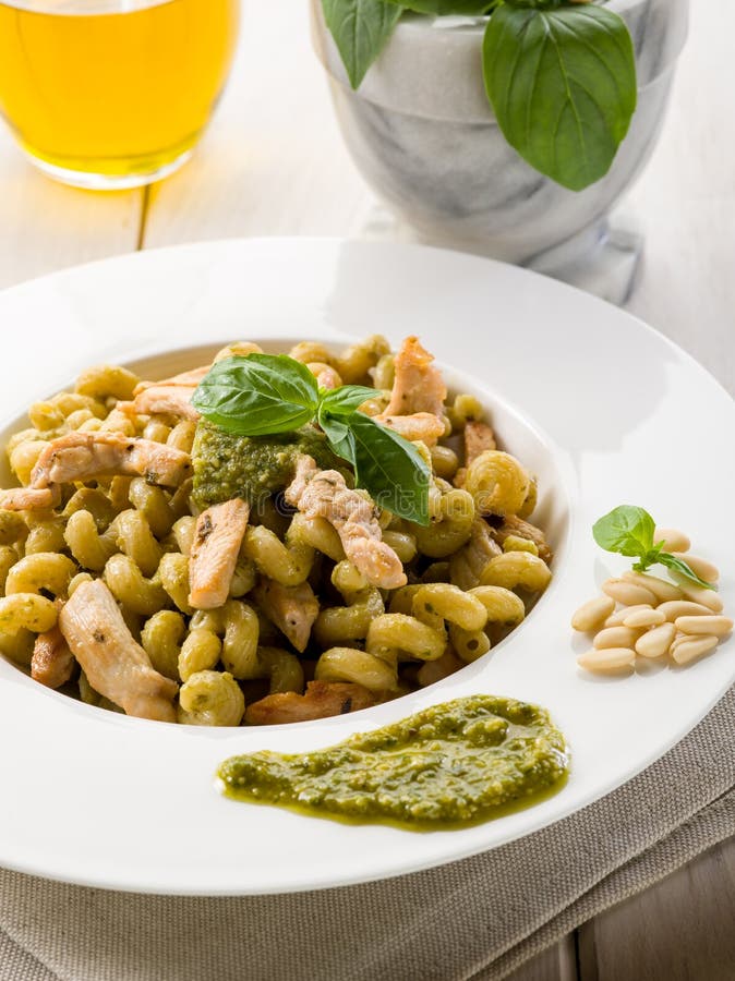Pastas Con La Salsa Y El Pollo Del Pesto Foto de archivo - Imagen de ...