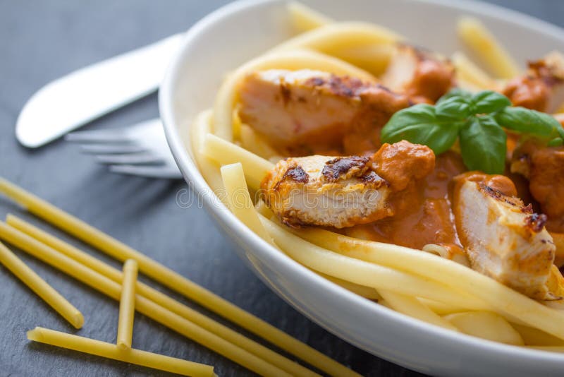 Pastas Con La Salsa Y La Pechuga De Pollo De Tomate Imagen de archivo ...