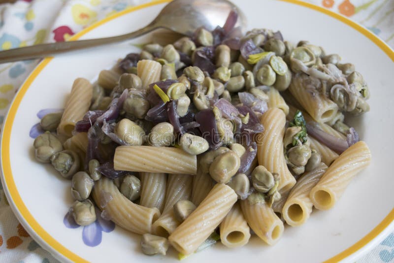 Pastas Con Las Habas Y Las Cebollas Foto de archivo - Imagen de ...