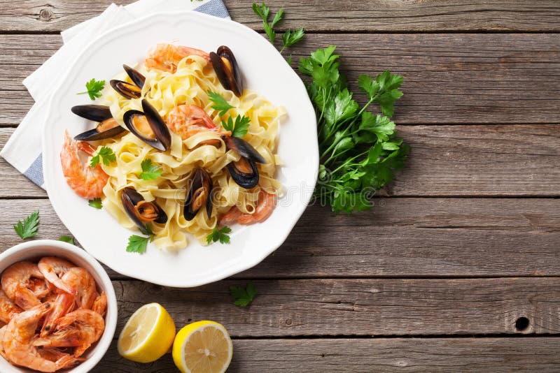 Pastas con los mariscos foto de archivo. Imagen de espagueti - 72721942