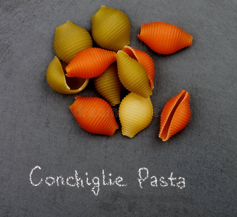 Pastas De Conchiglie Tricolore Foto de archivo - Imagen de comida ...