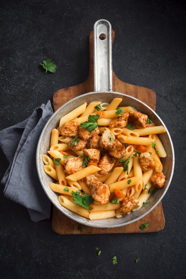 Pastas De Penne Con El Pollo Foto de archivo - Imagen de casero ...