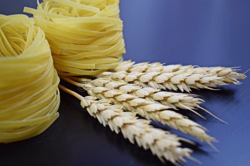 Pastas Del Trigo De Trigo Duro, Las Espigas De Trigo Foto de archivo ...