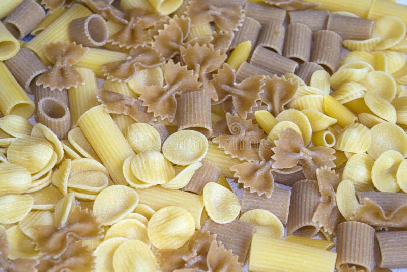 Pastas Integrales Y Normales Clasificadas Foto de archivo - Imagen de ...