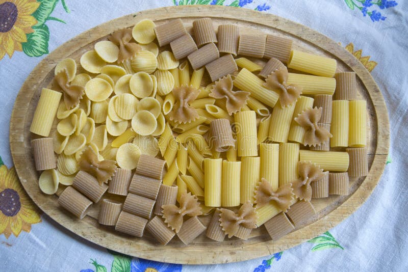 Pastas Integrales Y Normales Clasificadas Foto de archivo - Imagen de ...
