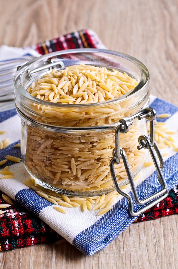 Pasta Orzo Con Pollo a La Parrilla. Macarrones En Forma De Arroz Con ...