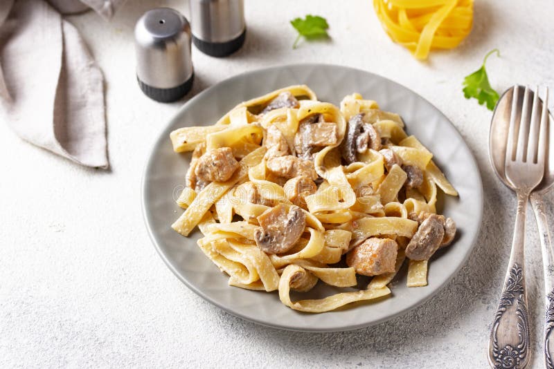 Paste Alimentari a Base Di Pollo E Di Funghi Fotografia Stock ...