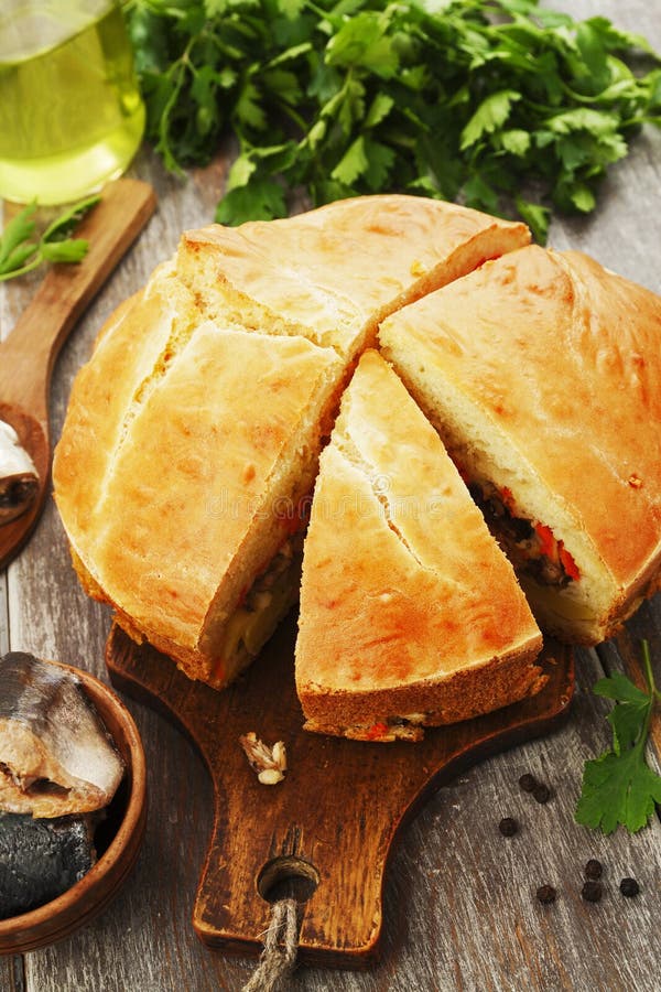Pastei Met Ingeblikte Vissen En Groenten Stock Foto - Image of koken ...