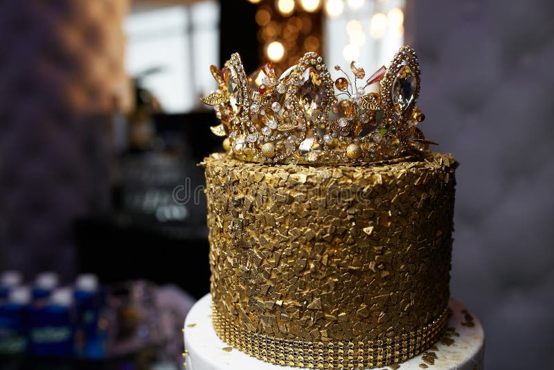 Pastel caro con corona imagen de archivo. Imagen de crema - 179000395