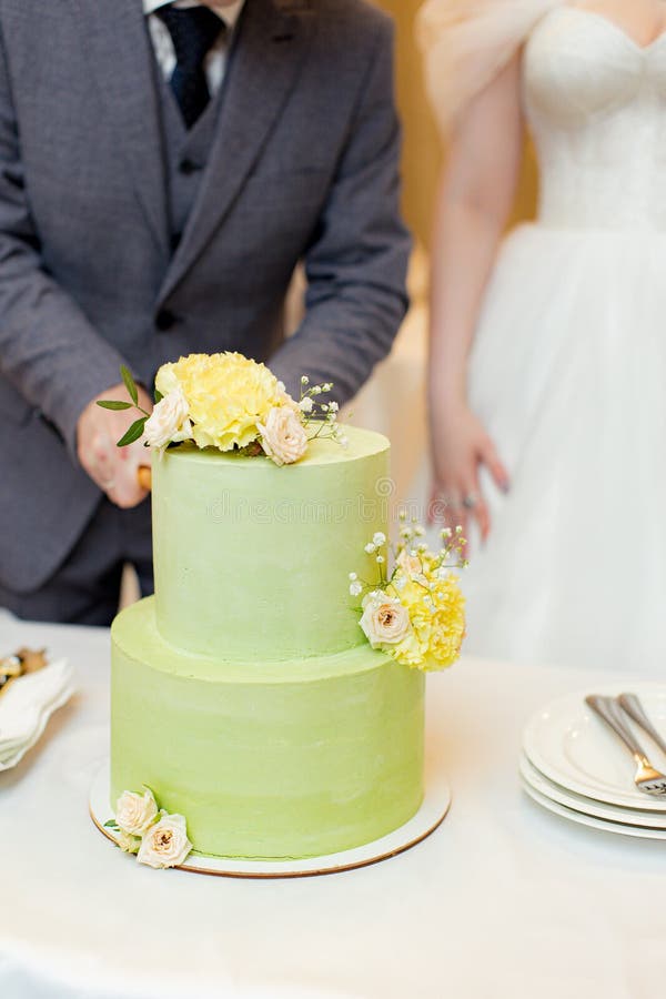 Pastel de boda verde foto de archivo. Imagen de afuera - 244117302