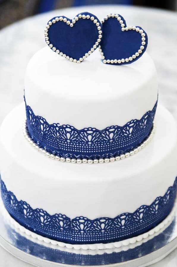 Pastel De Bodas Azul Blanco Con Los Corazones Imagen de archivo ...