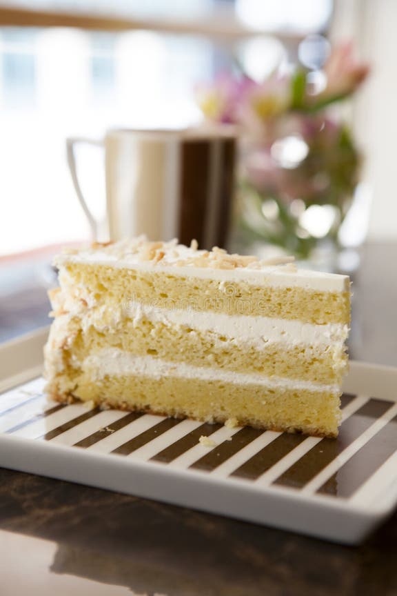 Pastel de capas del coco foto de archivo. Imagen de blanco - 151326712