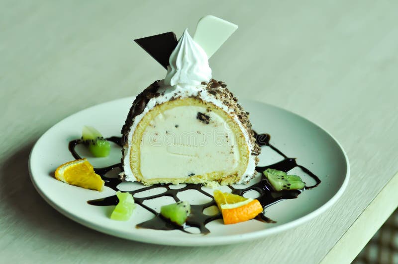 Pastel De Helado O Pastel Con Helado Relleno O Helado De Vainilla Foto ...