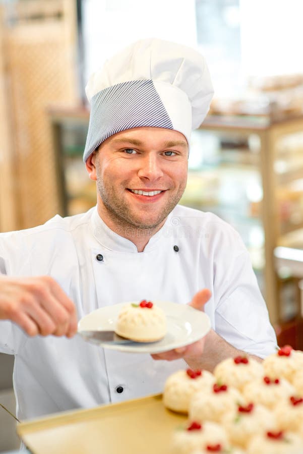 Pasteleiro com bolo foto de stock. Imagem de cozinha - 51331104