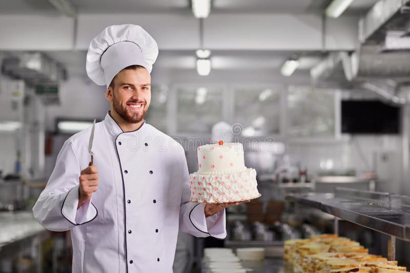 Pasteleiro Com Um Bolo Na Padaria Imagem de Stock - Imagem de creme ...