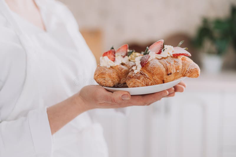 Pasteleiro De Uniforme Branco Contendo Dois Croissants Com Morangos ...
