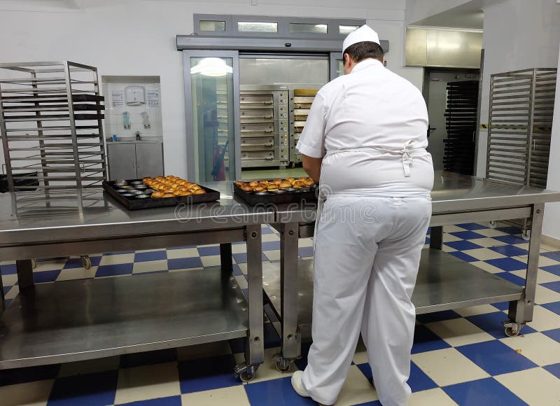 Pasteleiro a fazer doces foto editorial. Imagem de creme - 63851051