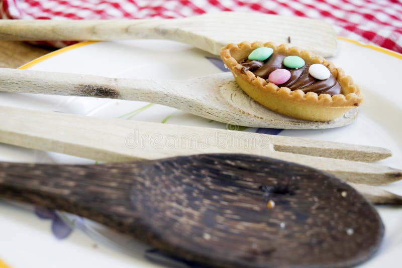 Pasteles Del Chocolate Con Las Almendras Azucaradas Coloreadas Imagen ...
