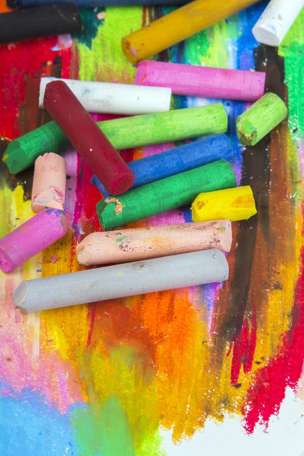 Pastelli Dei Pastelli Dell'olio Su Fondo Variopinto Immagine Stock ...