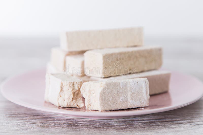 Pastille du plat rose image stock. Image du nourriture - 116356375