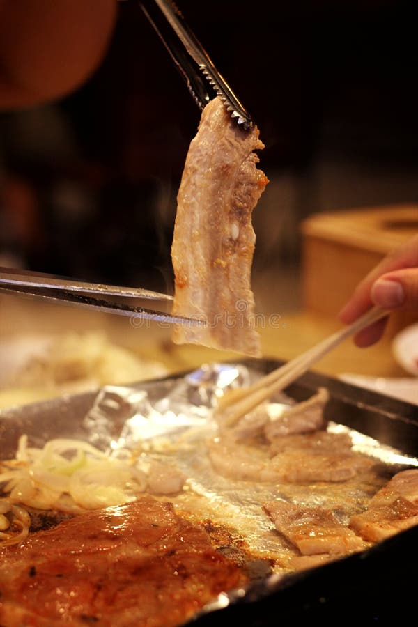 Taglio Del Barbecue Coreano Della Carne Per Servire Fotografia Stock ...
