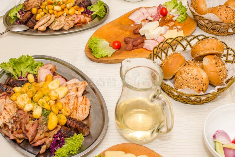 Pasto rumeno tradizionale fotografia stock. Immagine di pasto - 71911126