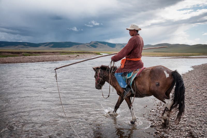 O Pastor Do Mongolian Trava Um Cordeiro Fotografia Editorial - Imagem ...